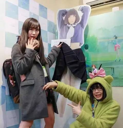 胖次走光摄影展，带你沐浴少女裙底的圣光手机凤凰网
