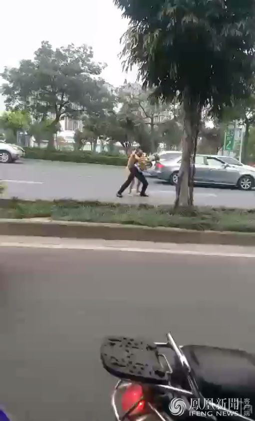 男子裸奔被警察过肩摔制服海南频道凤凰网