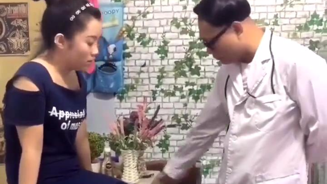 医生测试美女腿的恢复程度,结果被踹两脚,这下尴尬了凤凰网视频凤凰网