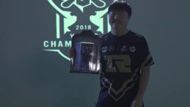 UZI Faker看到S8主题MV里自己的反应_凤凰网视频_凤凰网