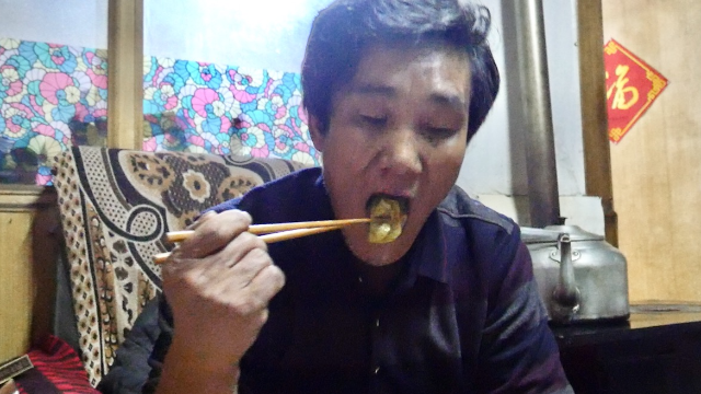 农村妈妈油炸土豆片出炉了,爸爸迫不及待的要尝,看这表情真享受 凤凰网视频 凤凰网