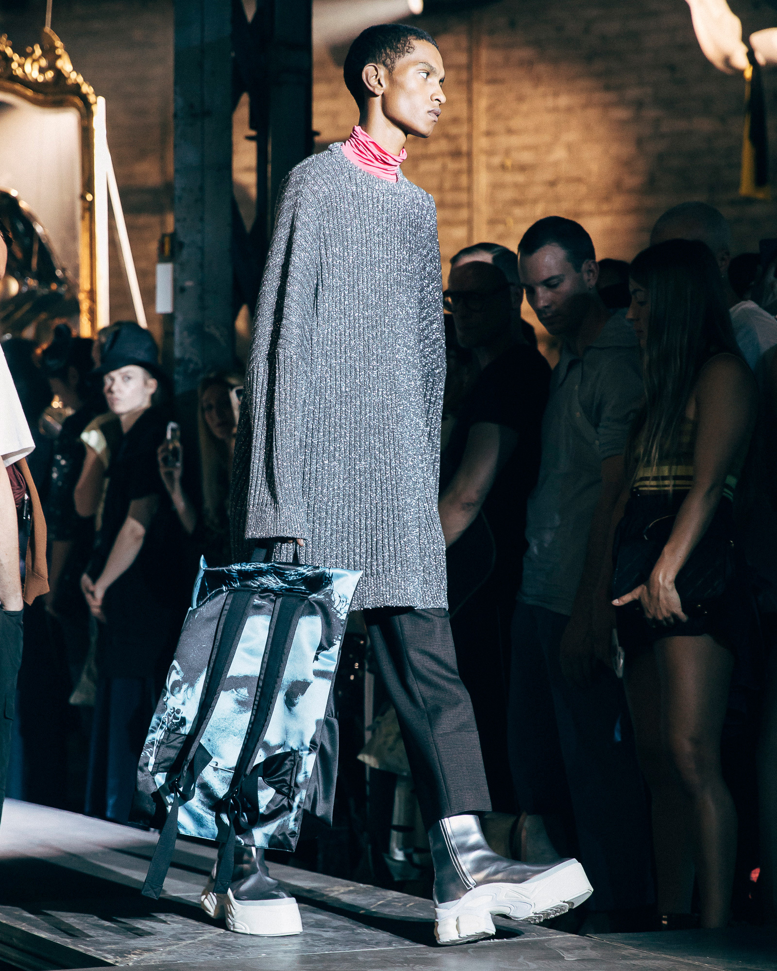 Eastpak x Raf Simons | 颓废青春的强势回归__凤凰网