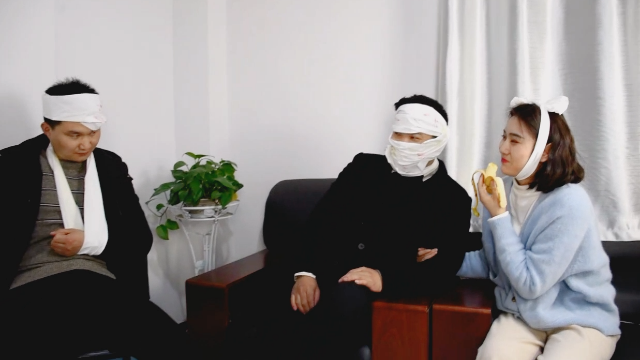 美女被揍,俩小伙看不下去挺身而出,结局爆笑无比凤凰网视频凤凰网