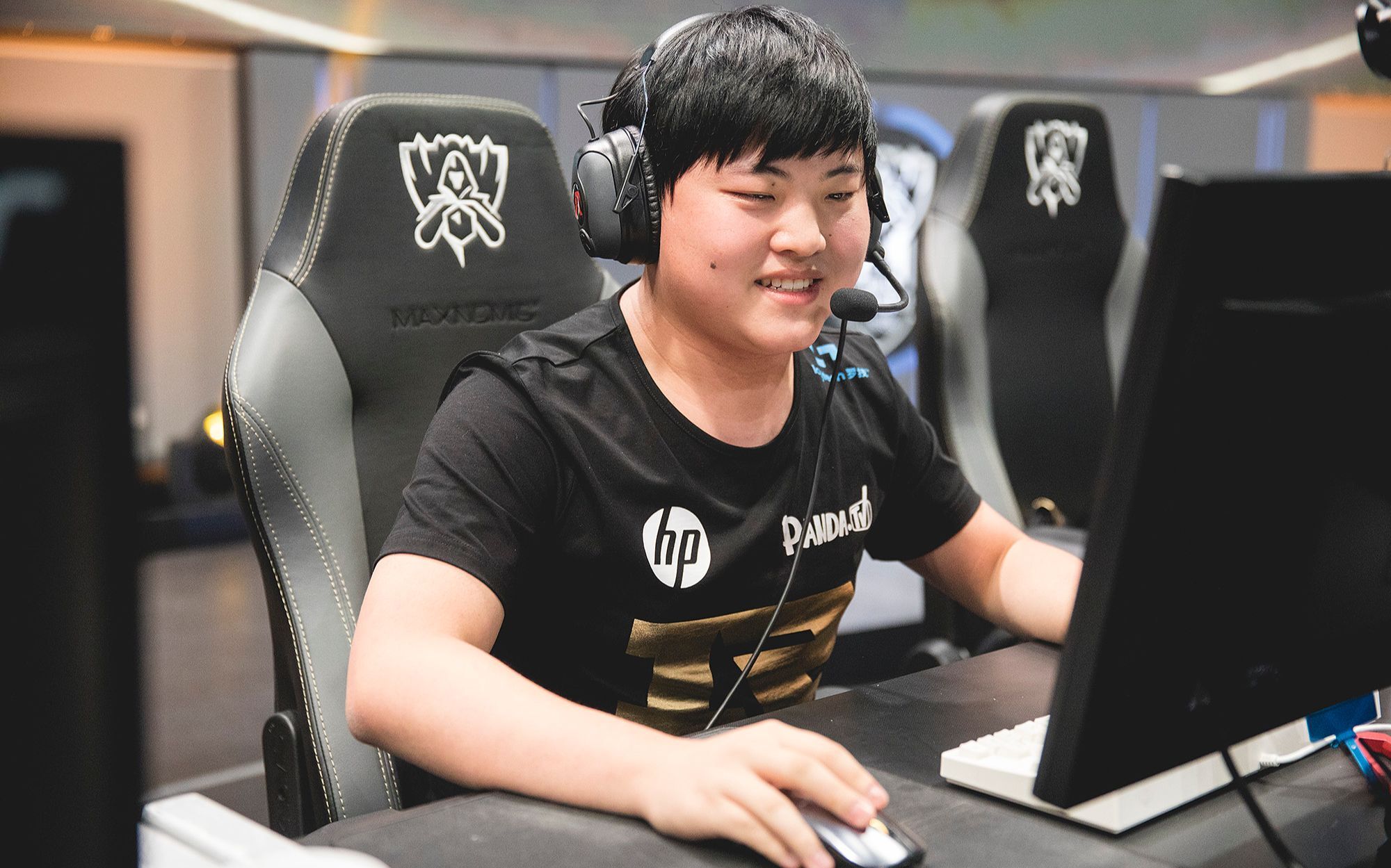 英雄联盟LPL六周年纪念日！Uzi、厂长组成银河战舰同台PK！__凤凰网