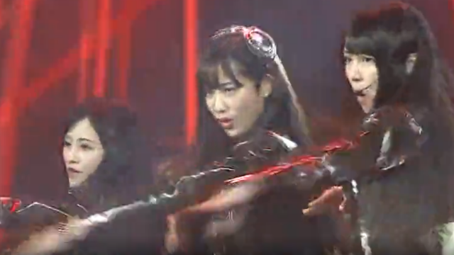 《UZA》SNH48，大型女团劲歌热舞，嗨翻全场_凤凰网视频_凤凰网