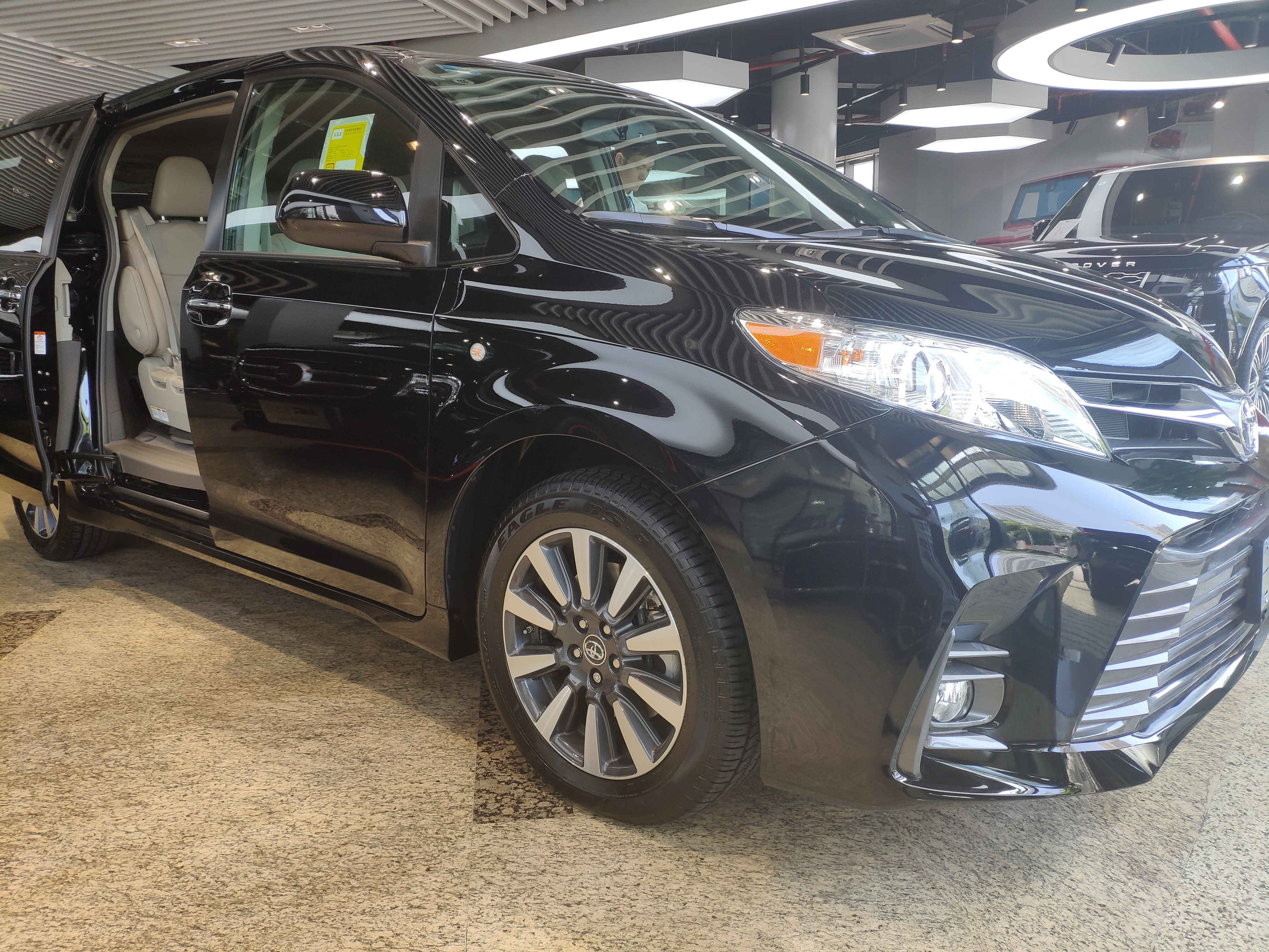 2020款丰田塞纳黄金动力3.5L加爱信8AT变速箱MPV中驾驶体验最好__凤凰网