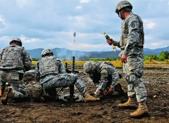 美军M224型60毫米迫击炮__凤凰网