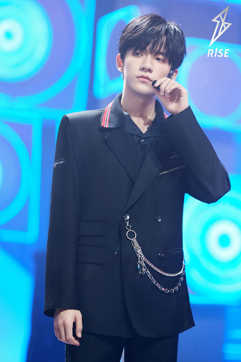 R1SE再现经典成团曲《R.1.S.E》 热血集结炸裂舞台_凤凰网