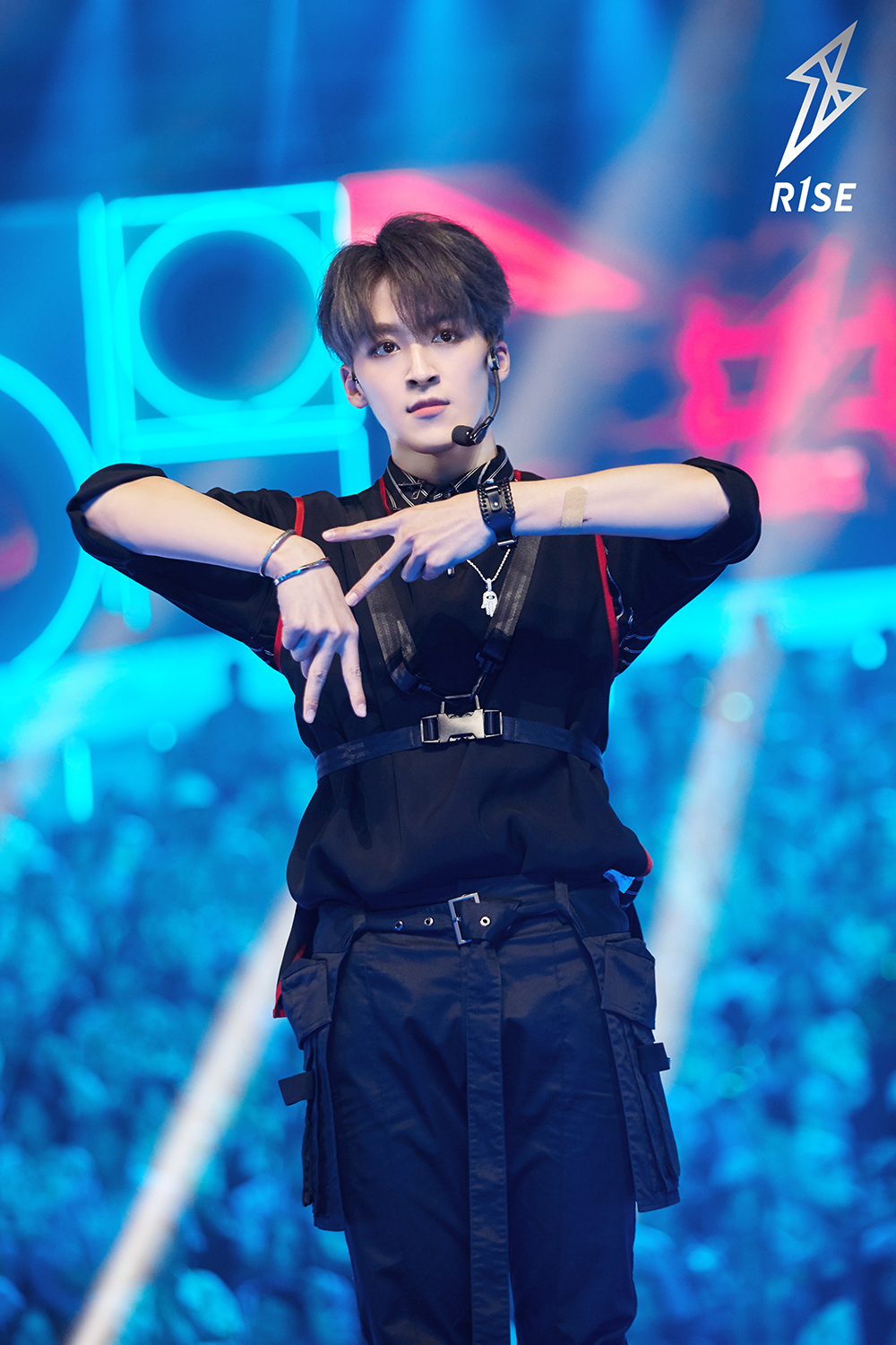 R1SE再现经典成团曲《R.1.S.E》 热血集结炸裂舞台_凤凰网