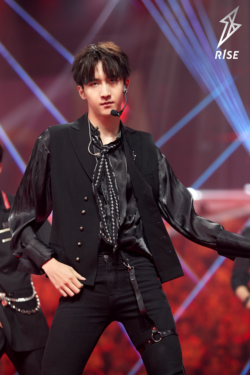 R1SE再现经典成团曲《R.1.S.E》 热血集结炸裂舞台_凤凰网