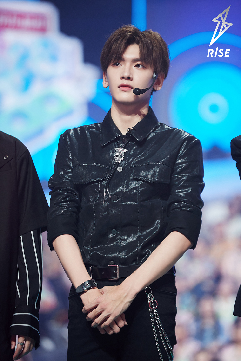 R1SE再现经典成团曲《R.1.S.E》 热血集结炸裂舞台_凤凰网