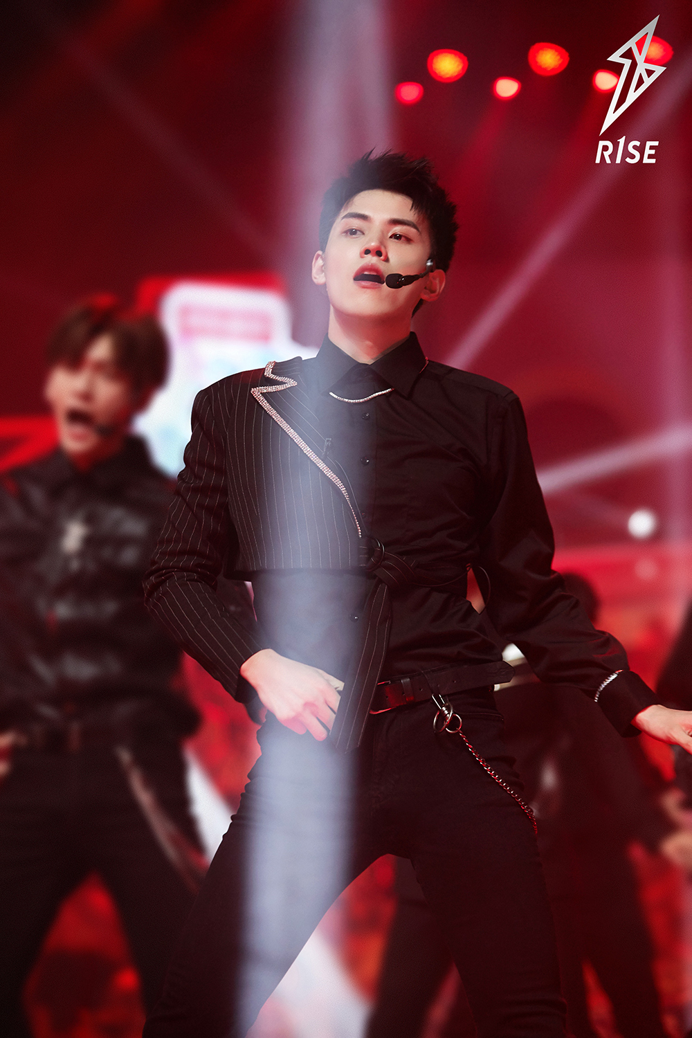 R1SE再现经典成团曲《R.1.S.E》 热血集结炸裂舞台_凤凰网