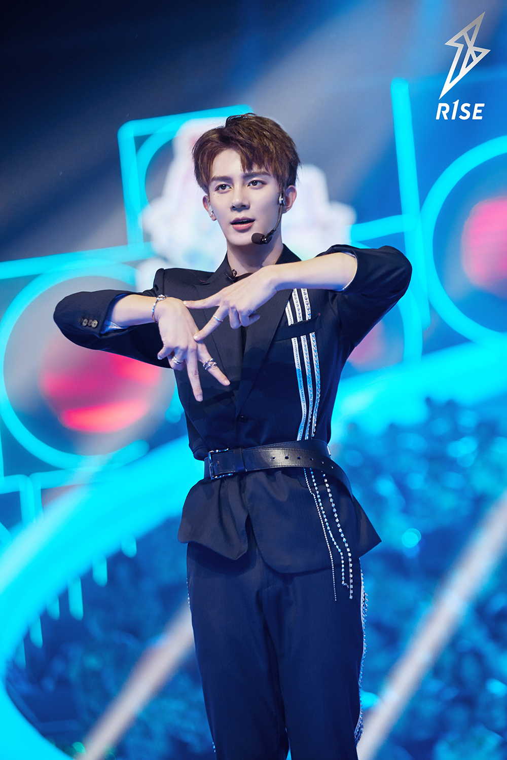 R1SE再现经典成团曲《R.1.S.E》 热血集结炸裂舞台_凤凰网