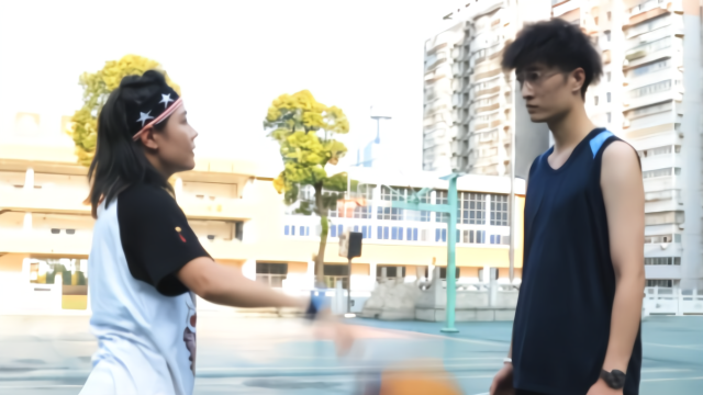 花式足球美女球员PK 198cm篮球悍将，谁能KO谁?_凤凰网视频_凤凰网