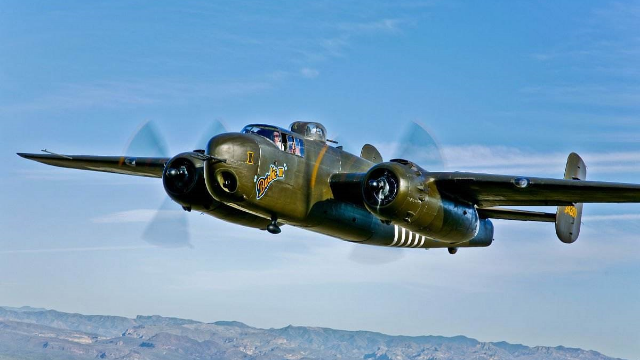 二战名机，B-25轰炸机，从航母起飞的“东京快递”_凤凰网视频_凤凰网