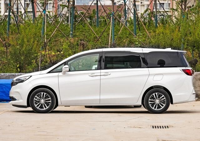 20款别克GL8ES陆尊653T之车身颜色动力底盘转向配置对比__凤凰网