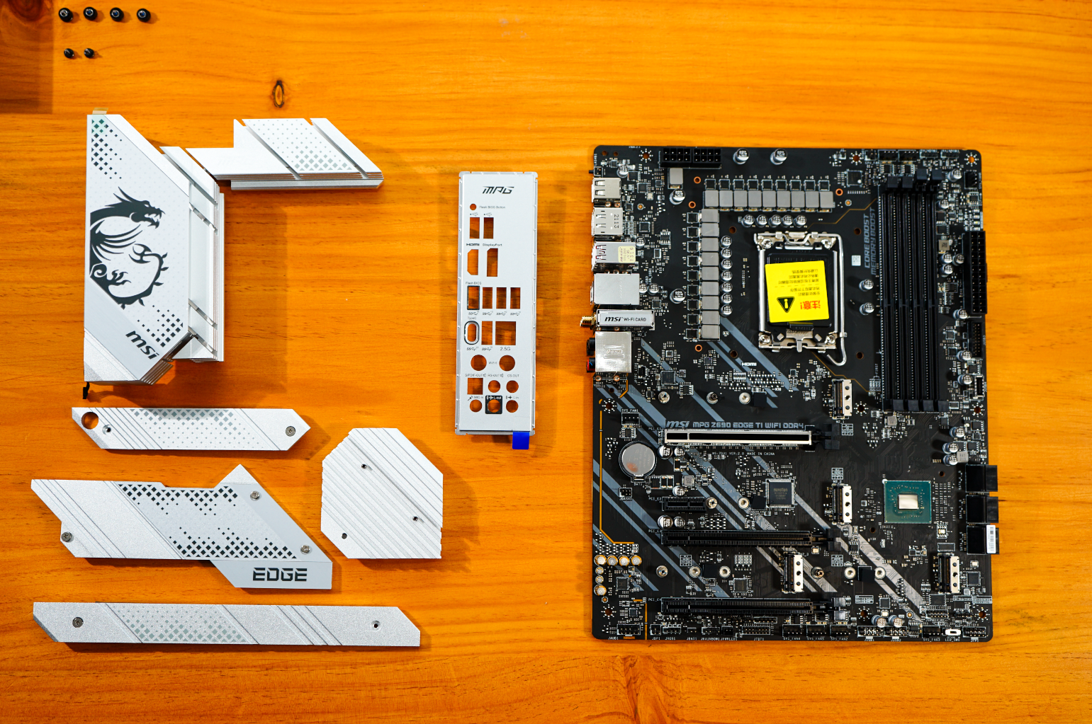 微星Z690 DDR4刀锋钛首发开箱：不仅颜值高，供电+M.2都超给力_凤凰网