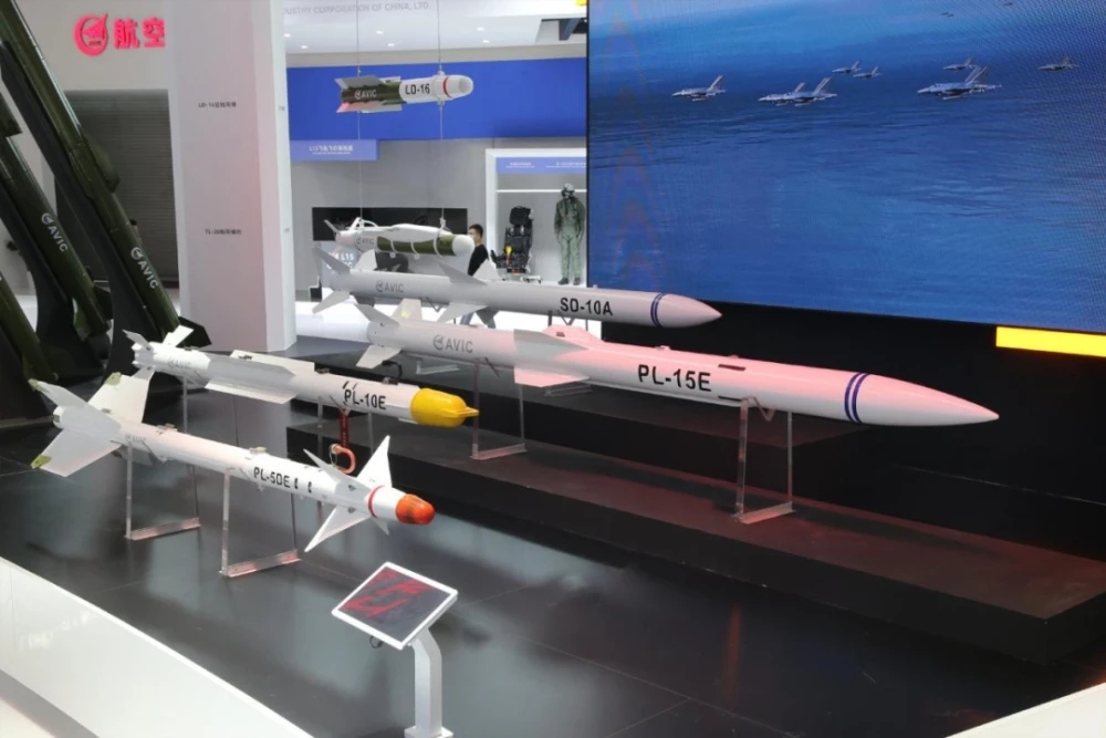 不可小觑！AIM-120D空空导弹改进版试射成功，射程超过160公里_凤凰网