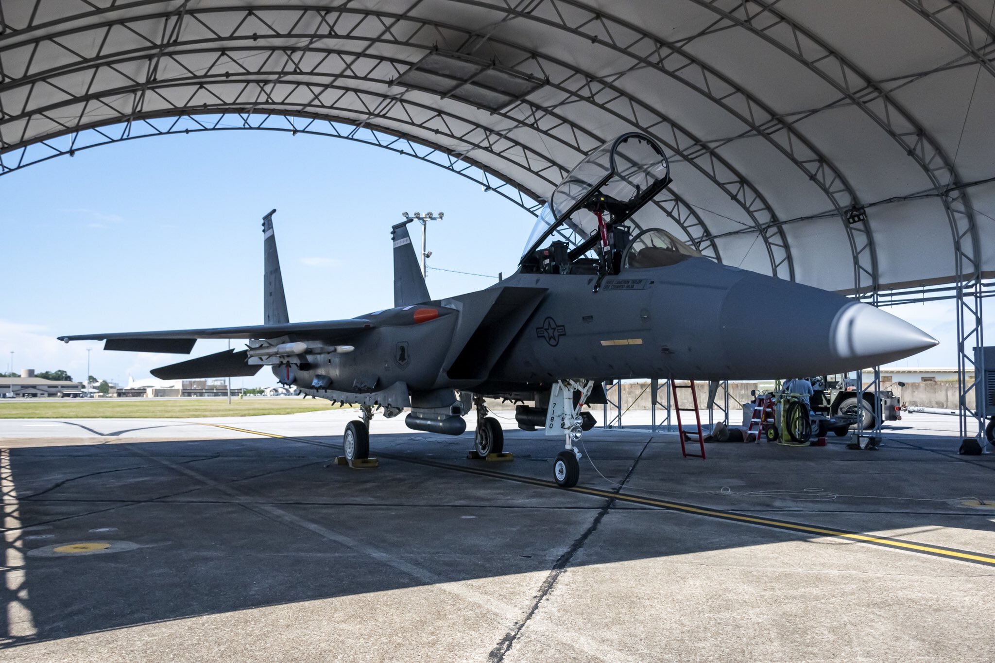 升级不走寻常路！AIM120D3导弹没换发动机，射程可能超过160公里_凤凰网军事_凤凰网