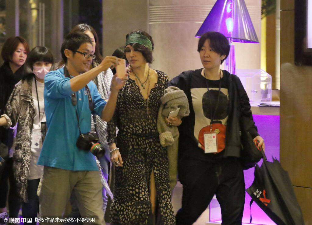 小s穿深v长裙回酒店 妆容诡异抢镜手机凤凰网