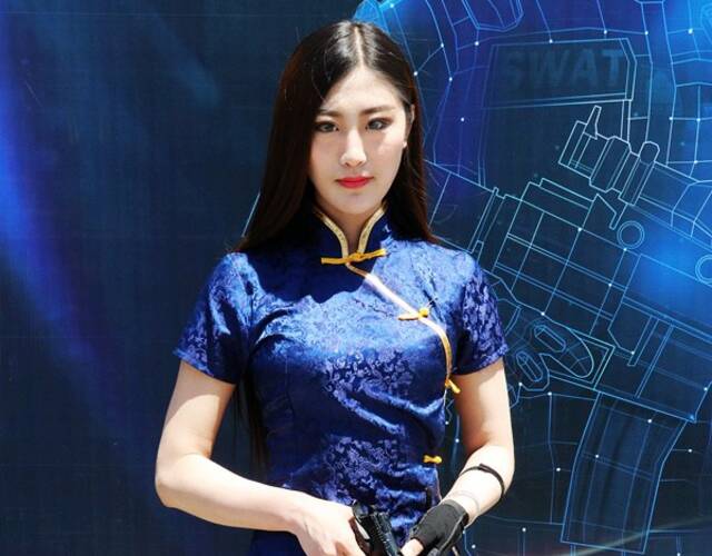 CFPL总决赛沈阳现场图 大长腿美女COS惊艳亮相