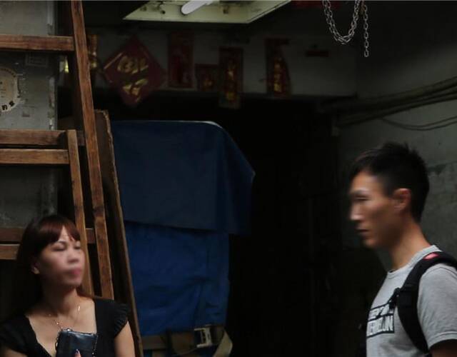 香港庙街,四个站街女把女摄影师团团围住要求删照片
