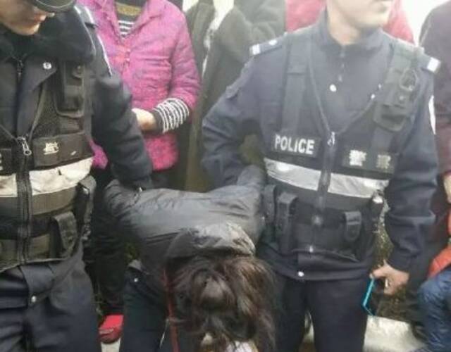 女子偷东西被逮胸前挂“我是小偷”示众 