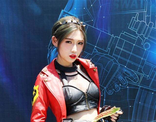 CFPL总决赛沈阳现场图 大长腿美女COS惊艳亮相