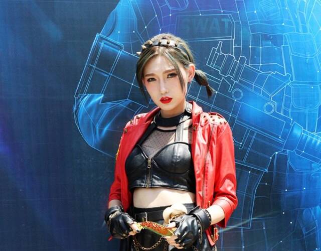 CFPL总决赛沈阳现场图 大长腿美女COS惊艳亮相