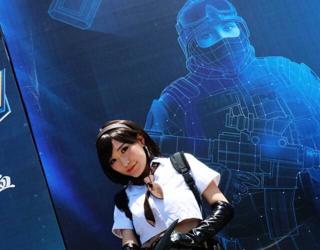 CFPL总决赛沈阳现场图 大长腿美女COS惊艳亮相