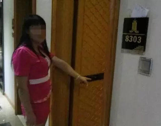 广东扫黄再捣3淫窝 被抓女子长发掩面