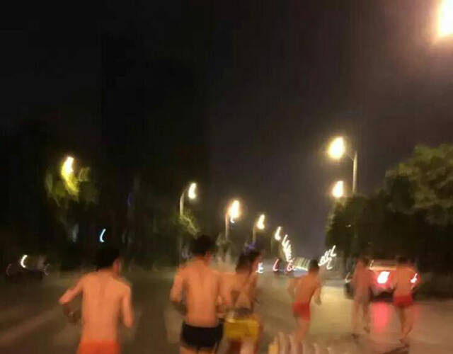 网曝长沙某理发店惩罚员工街头裸奔