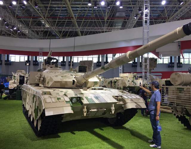 现场体验VT5轻型坦克 解放军现役96B全面曝光