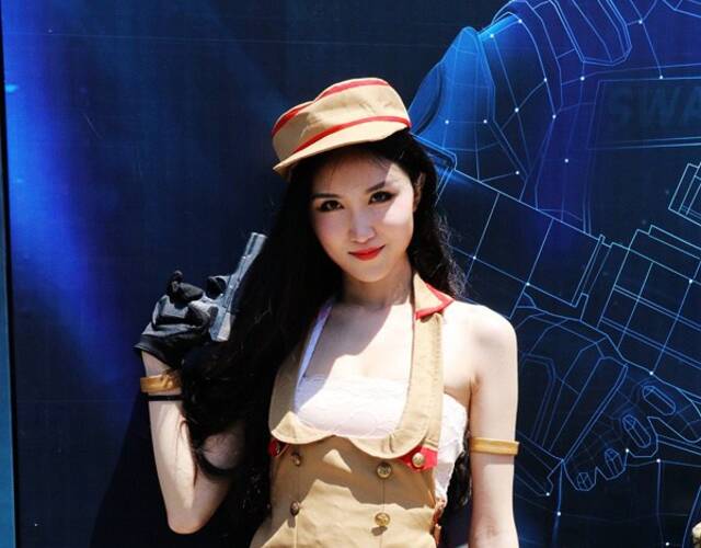 CFPL总决赛沈阳现场图 大长腿美女COS惊艳亮相