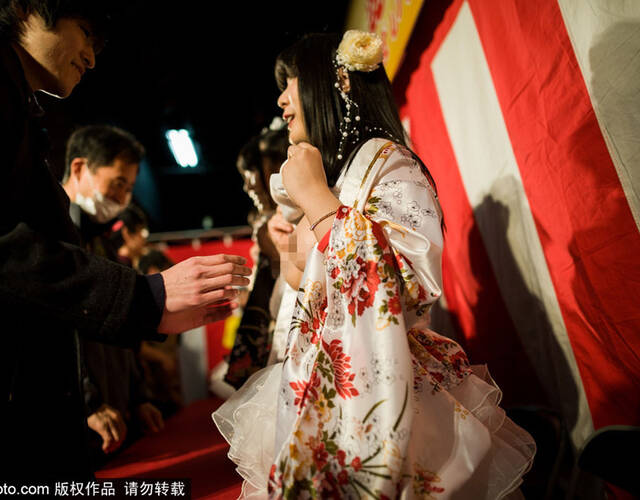 日本女优为慈善大胆 献胸”任摸