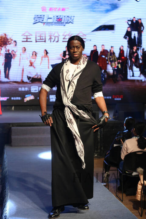 海报专访“天桥皇后”Miss J：表情包之父！-凤凰新闻