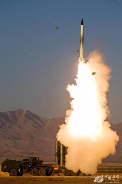 解放军S-300导弹高原打靶 星空下画面唯美震撼_军事频道_凤凰网