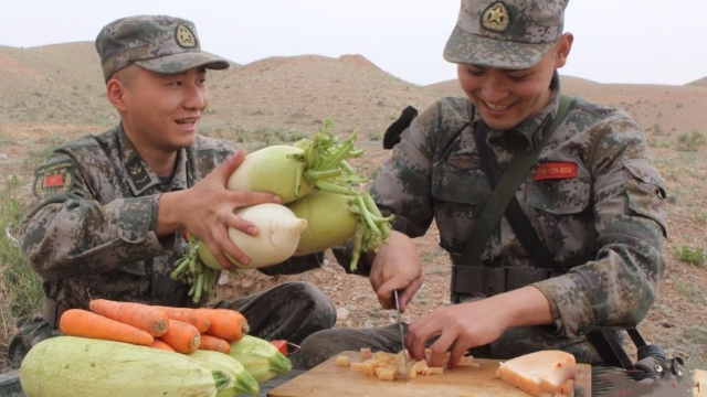 中国单兵口粮60年辉煌成就，看到解放军吃的这么好，我们就放心_凤凰网视频_凤凰网