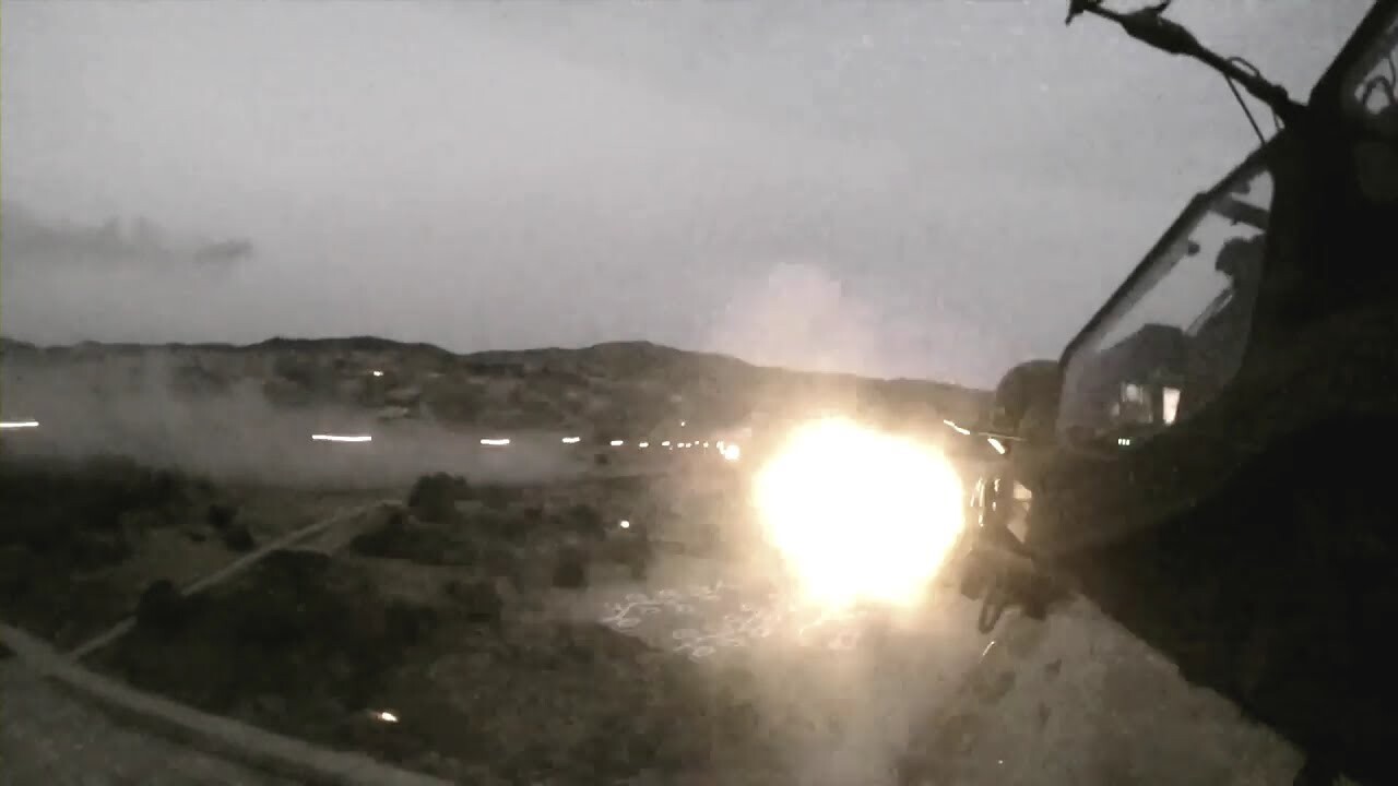 土耳其T-129机炮疯狂输出 倾泻炮弹凶猛攻击目标_凤凰资讯