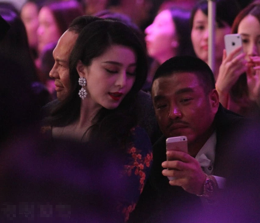 范冰冰出席活动，男嘉宾合影要号码脸皮太厚遭抓拍 _凤凰网