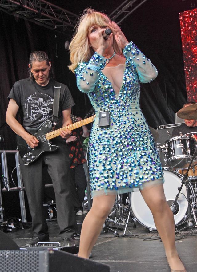 曾经的说唱才女Toya，不注意保养满脸皱纹_凤凰网