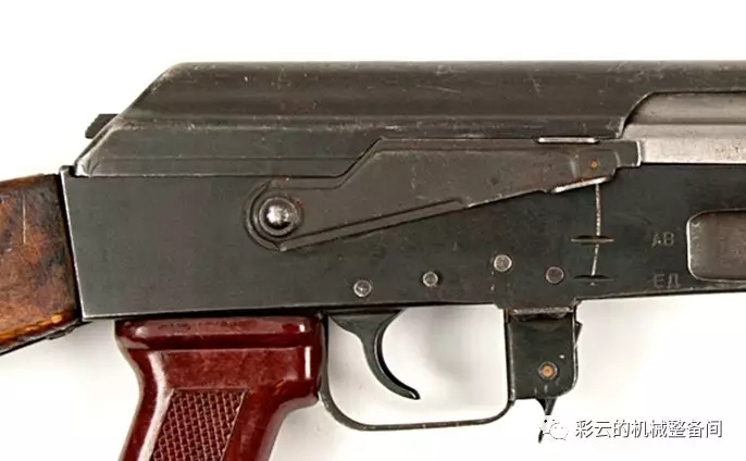 AK47是抄袭德国Stg.44突击步枪的吗？__凤凰网