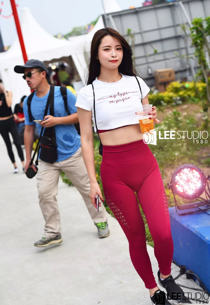 街拍；瑜伽裤搭配露脐装，小姐姐美翻了 凤凰网时尚 凤凰网