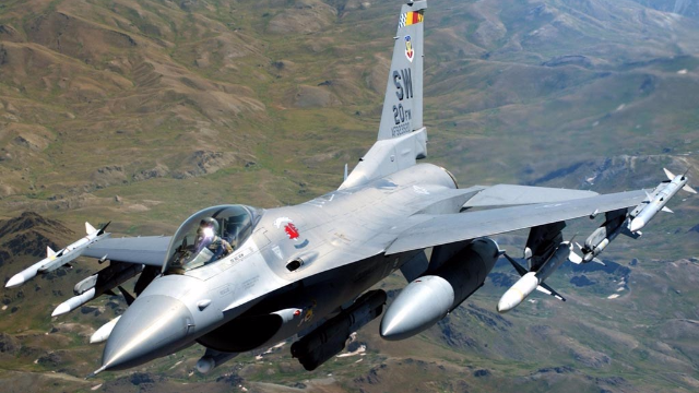 一架F16竟卖2亿美元堪比F35，哪里又被美国当做冤大头坑？_凤凰网视频_凤凰网