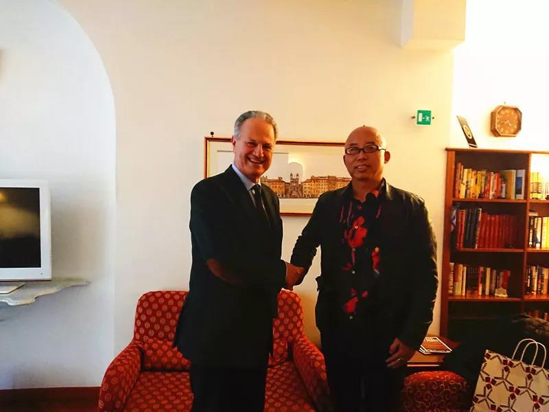 梵蒂冈博物馆首次收藏当代画作《远方》，杨佴旻受邀赴约和教皇互换礼物__凤凰网