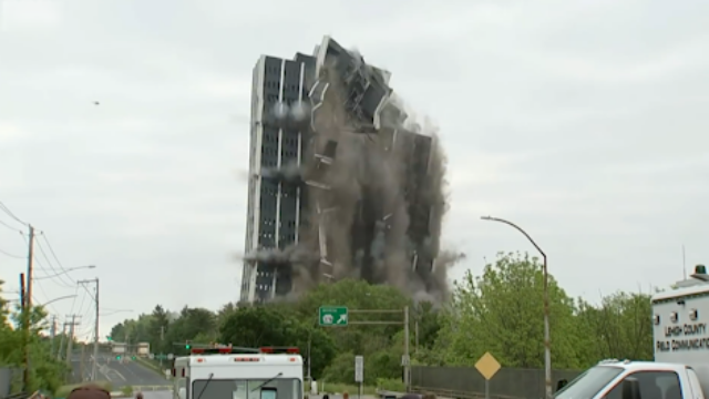 美国钢铁大厦瞬间倒塌，场面太震撼_凤凰网视频_凤凰网