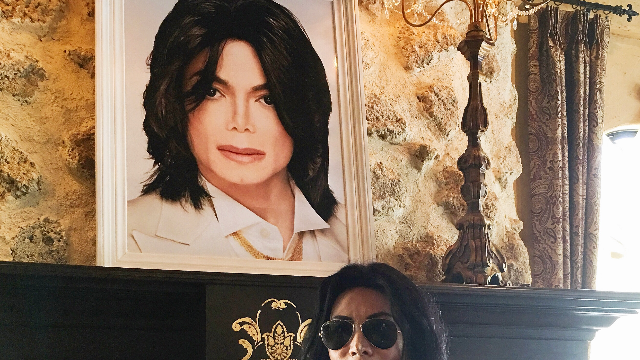 迈克尔杰克逊纪念王杰克逊与迈迷在MJ墓地跳舞 致敬追忆天王_凤凰网视频_凤凰网