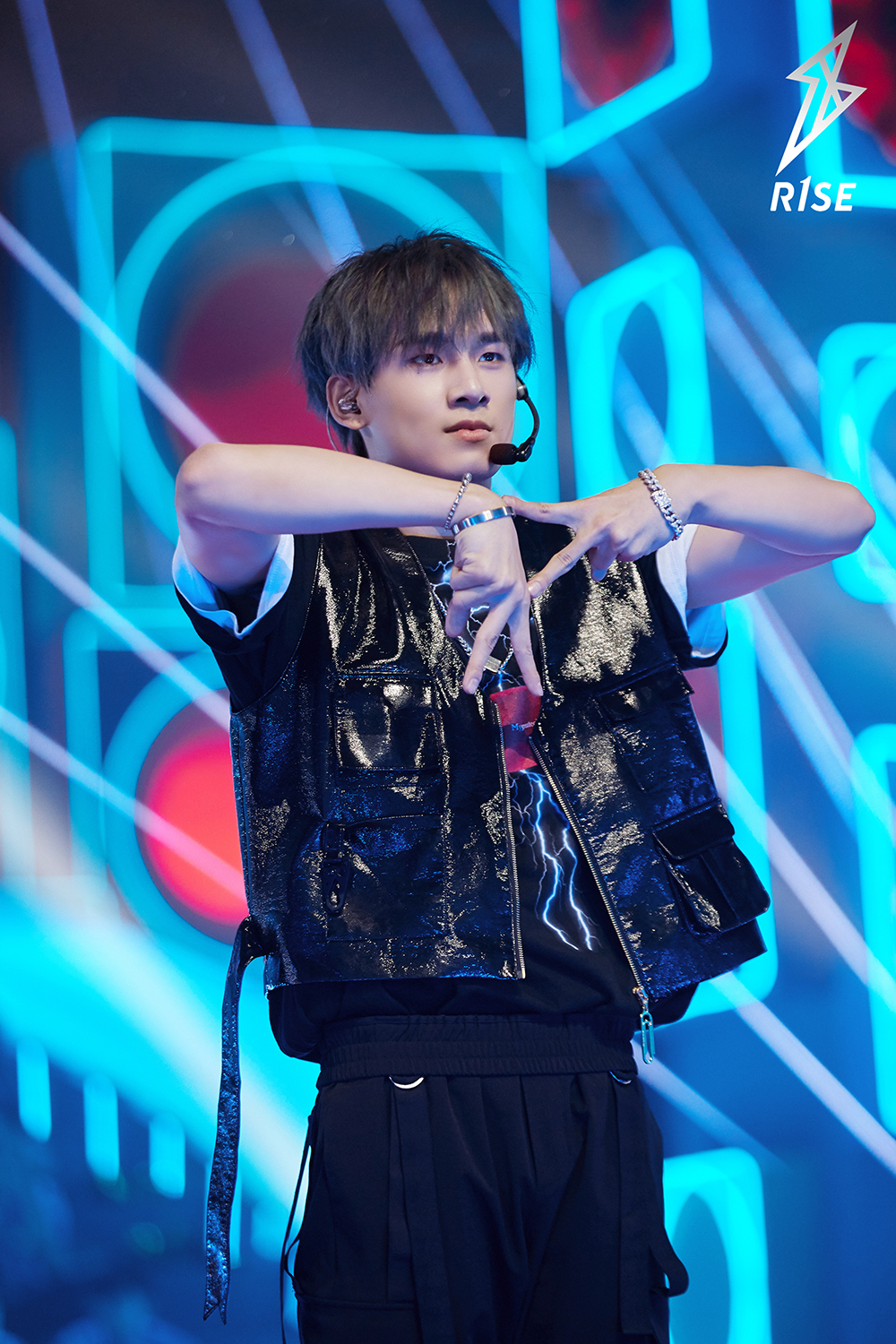 R1SE再现经典成团曲《R.1.S.E》 热血集结炸裂舞台_凤凰网