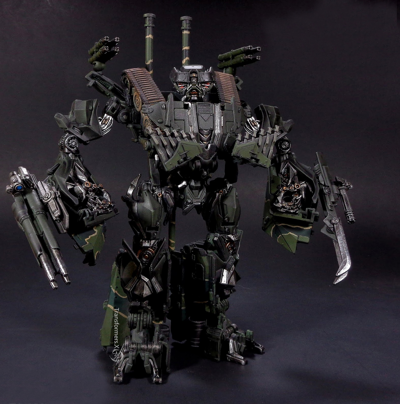 变形金刚动漫人物：重涂狂派霸天虎-坦克吵闹__凤凰网