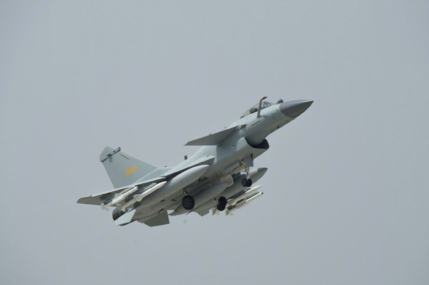 歼10首次公开实战画面：新型导弹30秒击落目标 _凤凰网